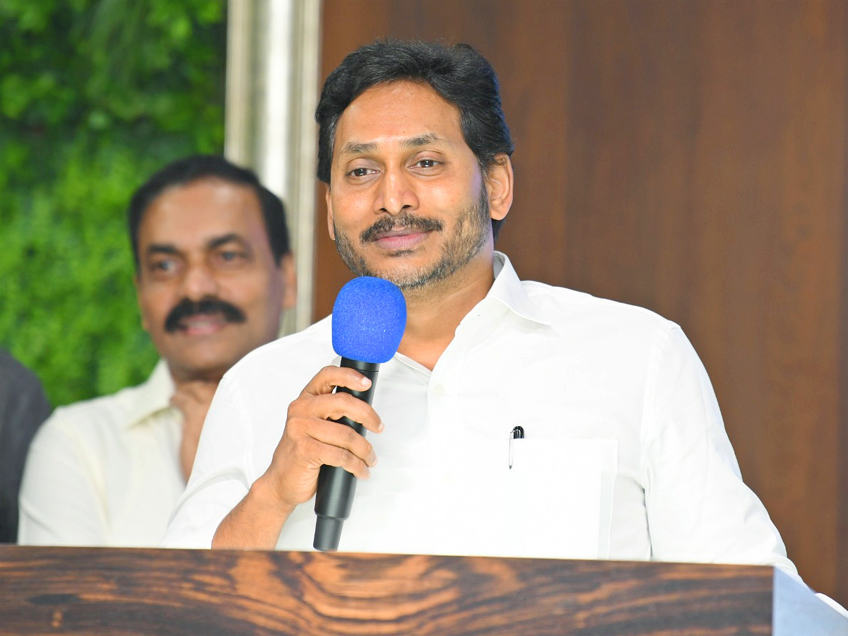 జగనే కరెక్ట్‌ అంటున్నారు.. (ఫొటోలు) | YS Jagan Meeting With Nellore YSRCP Leaders: Photos | Sakshi